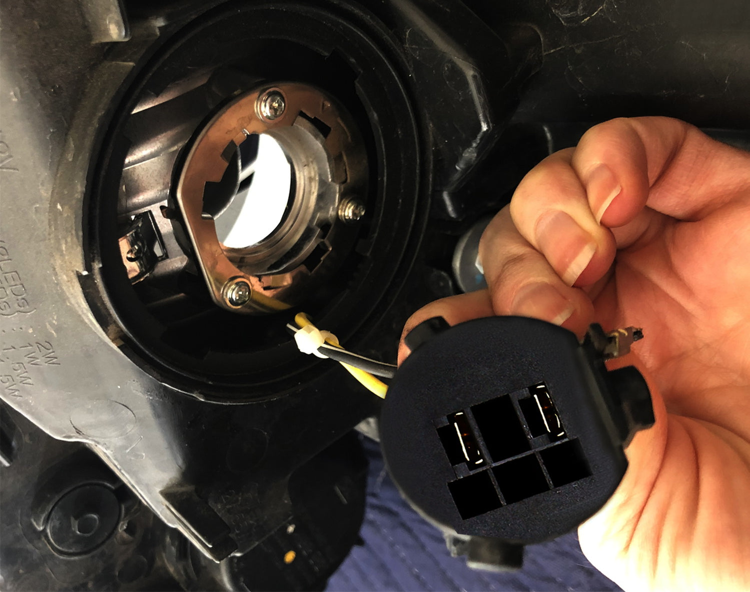 H7 Headlight Bulb Socket Retainer Holder Adapters For Hyundai 12-18 Ve ...